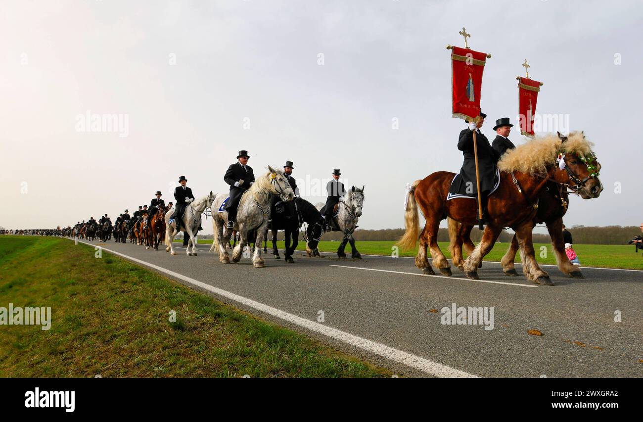 Sorbische Osterreiter reiten an Ostersonntag 31.03.2024 von Ralbitz in ...
