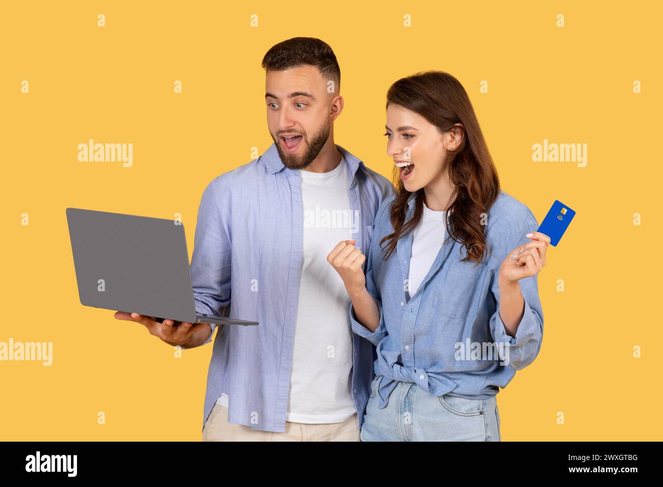 Excited couple credit card hi-res stock photography and images - Alamy