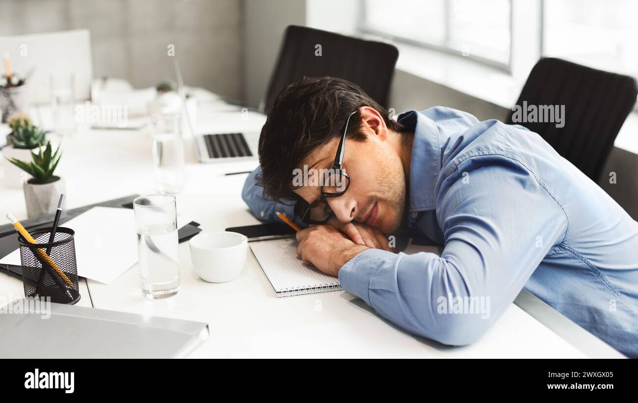 Exhausted employee asleep at his desk in office Stock Photo - Alamy
