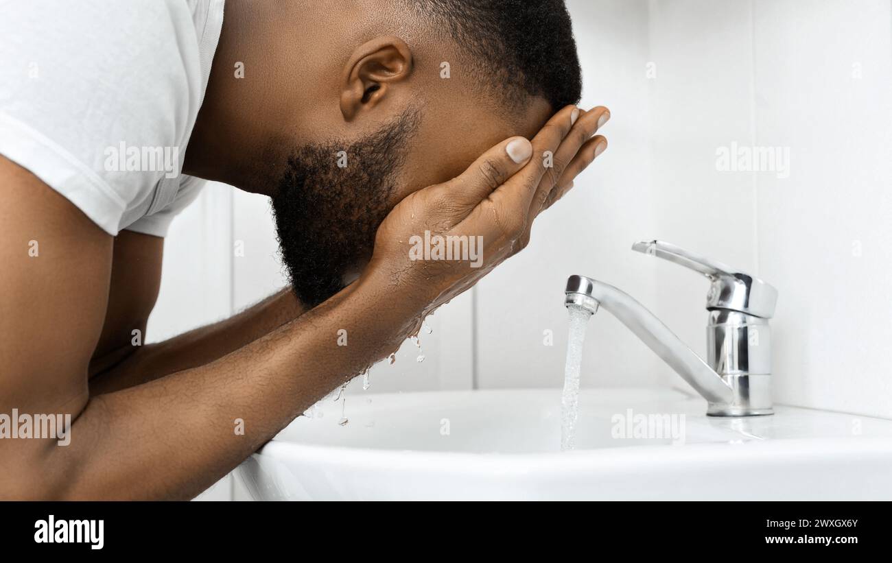 Man rinsing face hi-res stock photography and images - Alamy