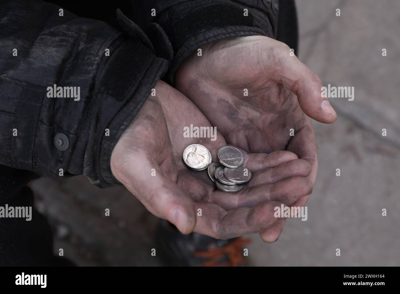 Homeless man counting money hi-res stock photography and images - Alamy