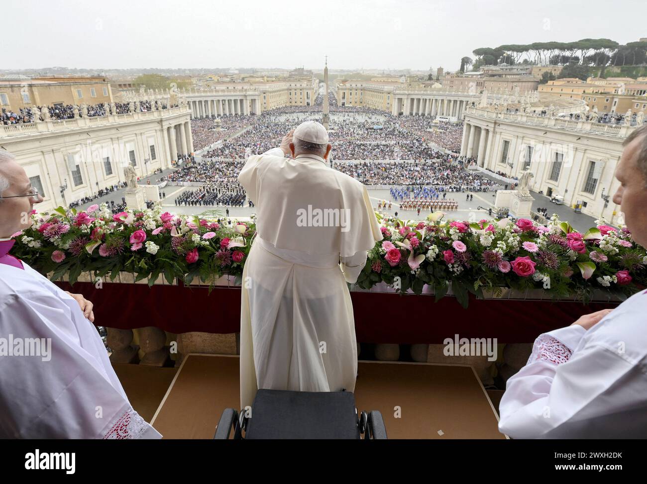 Following the Easter Sunday Mass, Pope Francis delivers his Easter ...