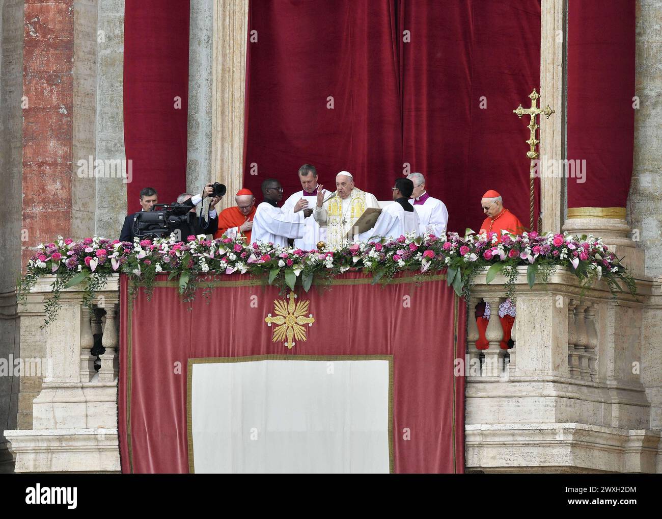 Following the Easter Sunday Mass, Pope Francis delivers his Easter ...
