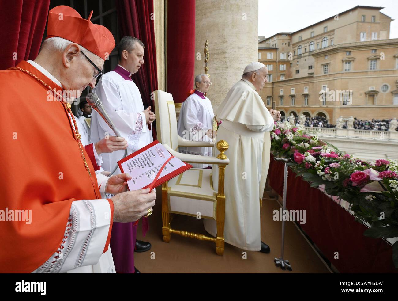 Following the Easter Sunday Mass, Pope Francis delivers his Easter ...