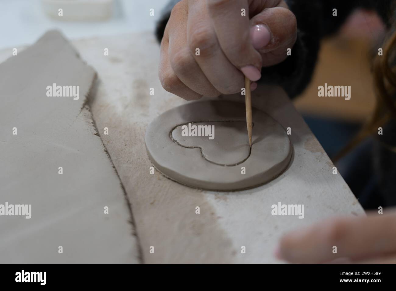 Artistic hands in pottery hi-res stock photography and images - Alamy