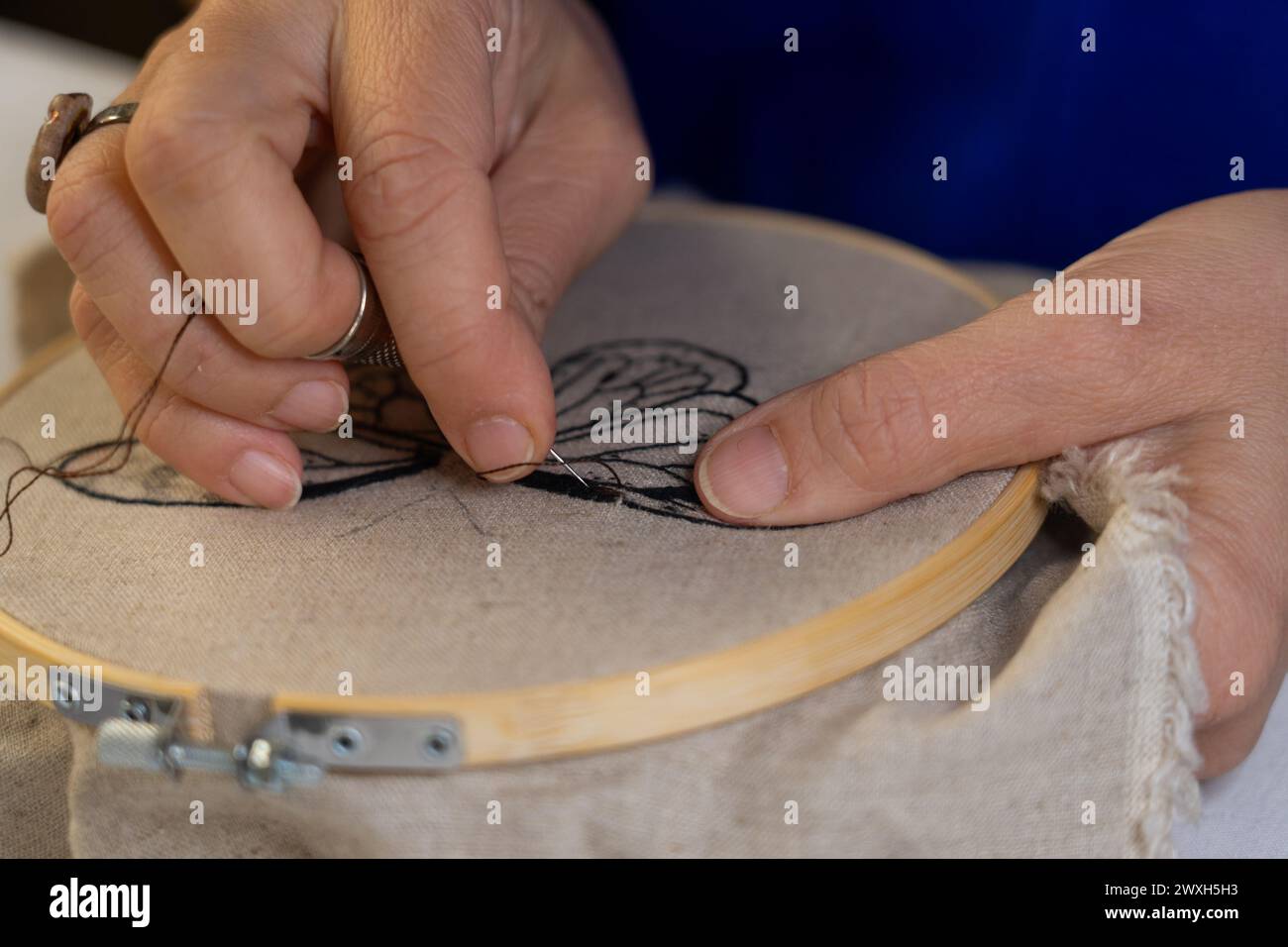 Woman's hands embroidering on an embroidery hoop Stock Photo - Alamy