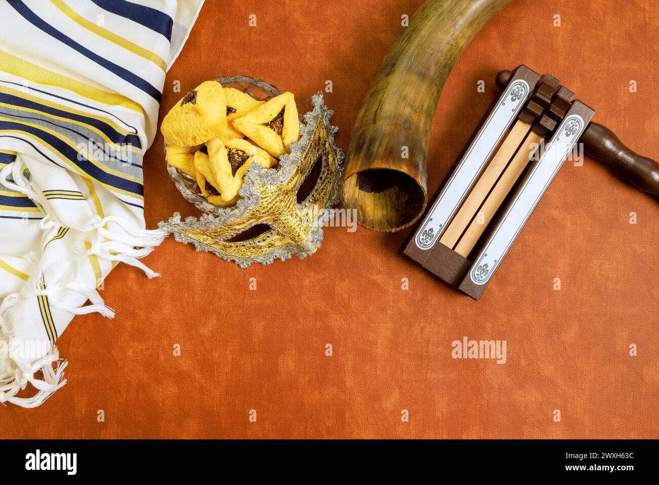 Happy purim jewish holiday celebration with carnival decoration shofar ...