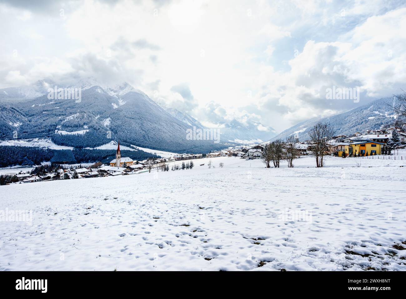 White snow filled background hi-res stock photography and images - Alamy