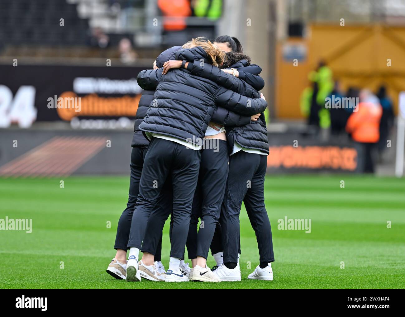 Chelsea squad have a huddle as they inspect the pitch ahead of the ...