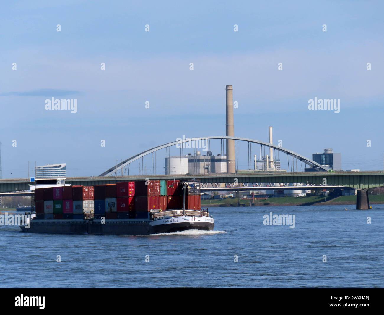 ein Containerschiff faehrt hochbeladen der Rhein stromaufwaerts ...