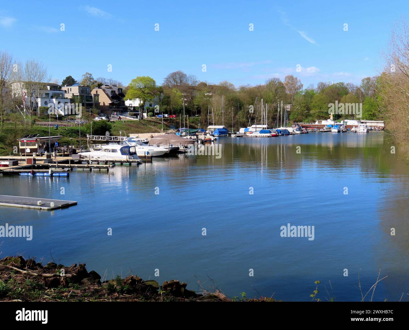 Blick in den Jachthafen Neuss am Rhein zu Ostern im Fruehling ...