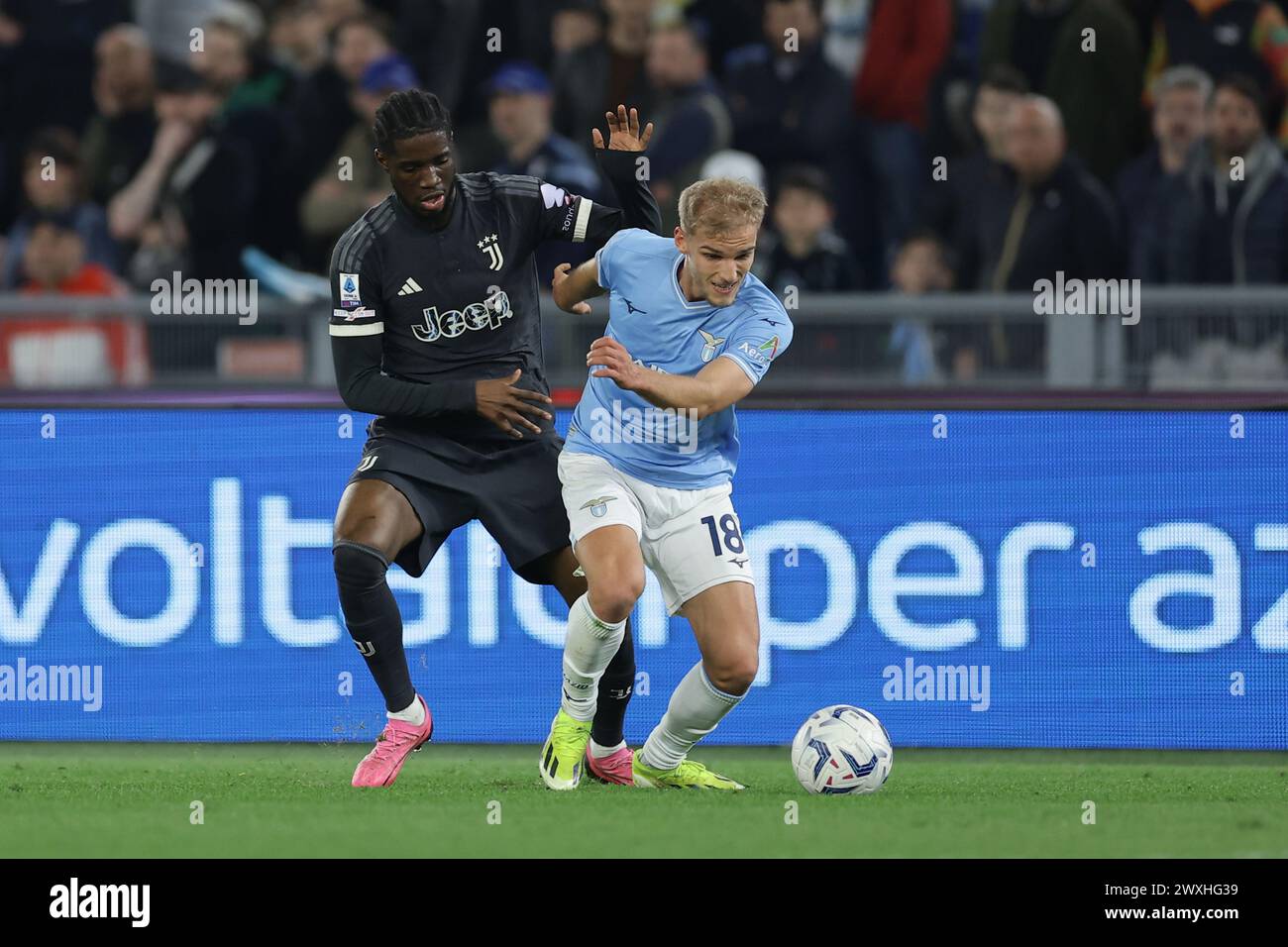 Juventus' English forward Samuel Iling Junior challenges for the ball ...