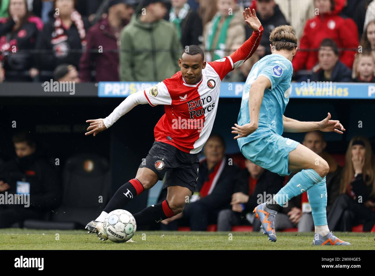 ROTTERDAM - (l-r) Igor Paixao of Feyenoord, Niklas Vesterlund of FC ...