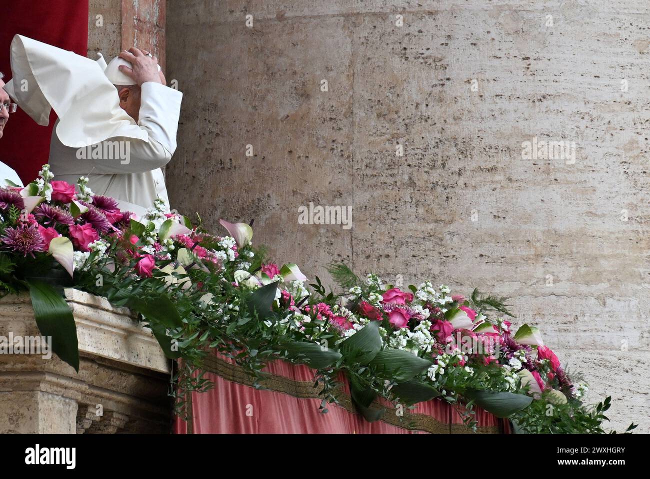 Following the Easter Sunday Mass, Pope Francis delivers his Easter ...
