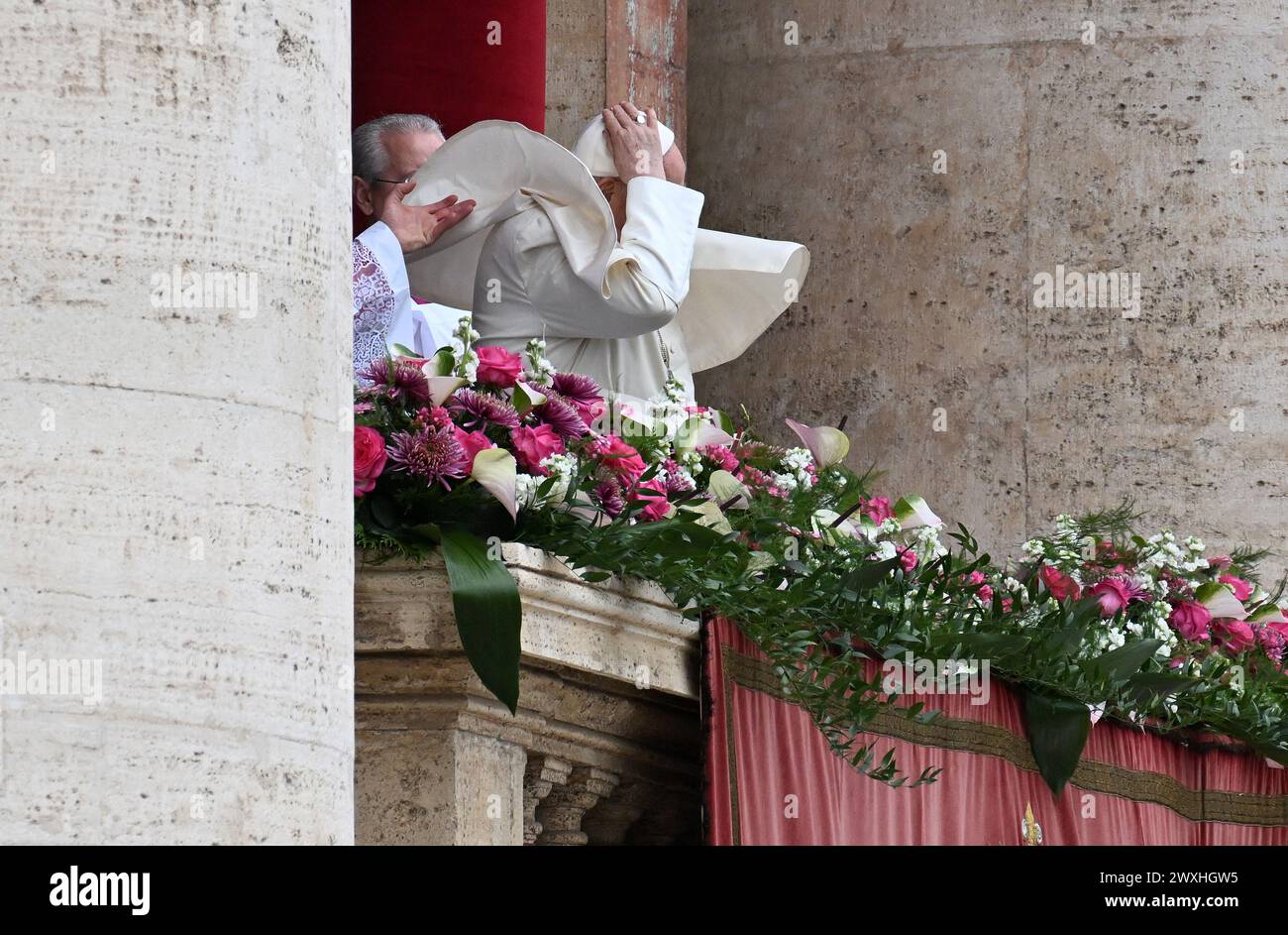 Following the Easter Sunday Mass, Pope Francis delivers his Easter ...