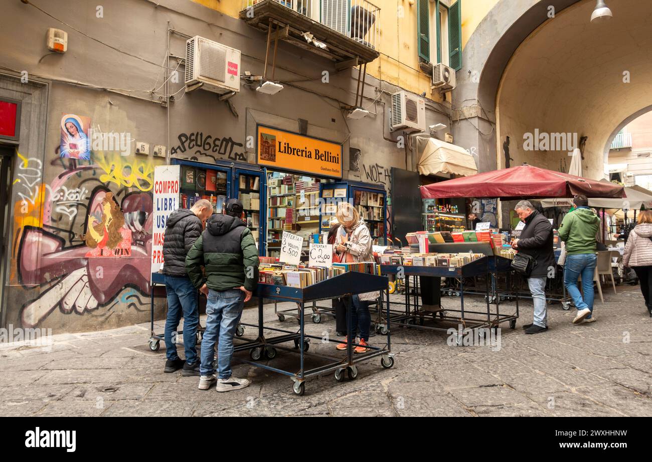 Bookstores napoli hi-res stock photography and images - Alamy