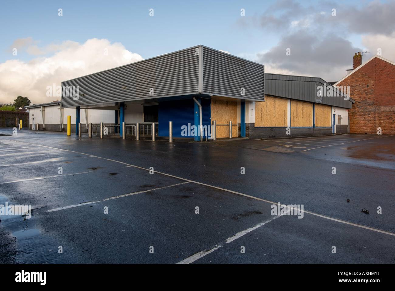 Closed Lidl, Hanham, Bristol, UK. Opened in 1998. Closed March 1st 2024 ...