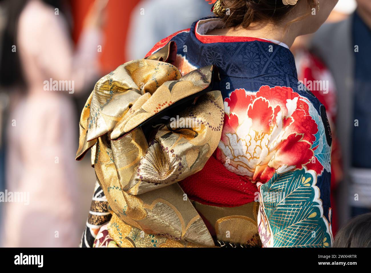 Young girl wearing Japanese kimono standing in front of Sensoji Temple ...