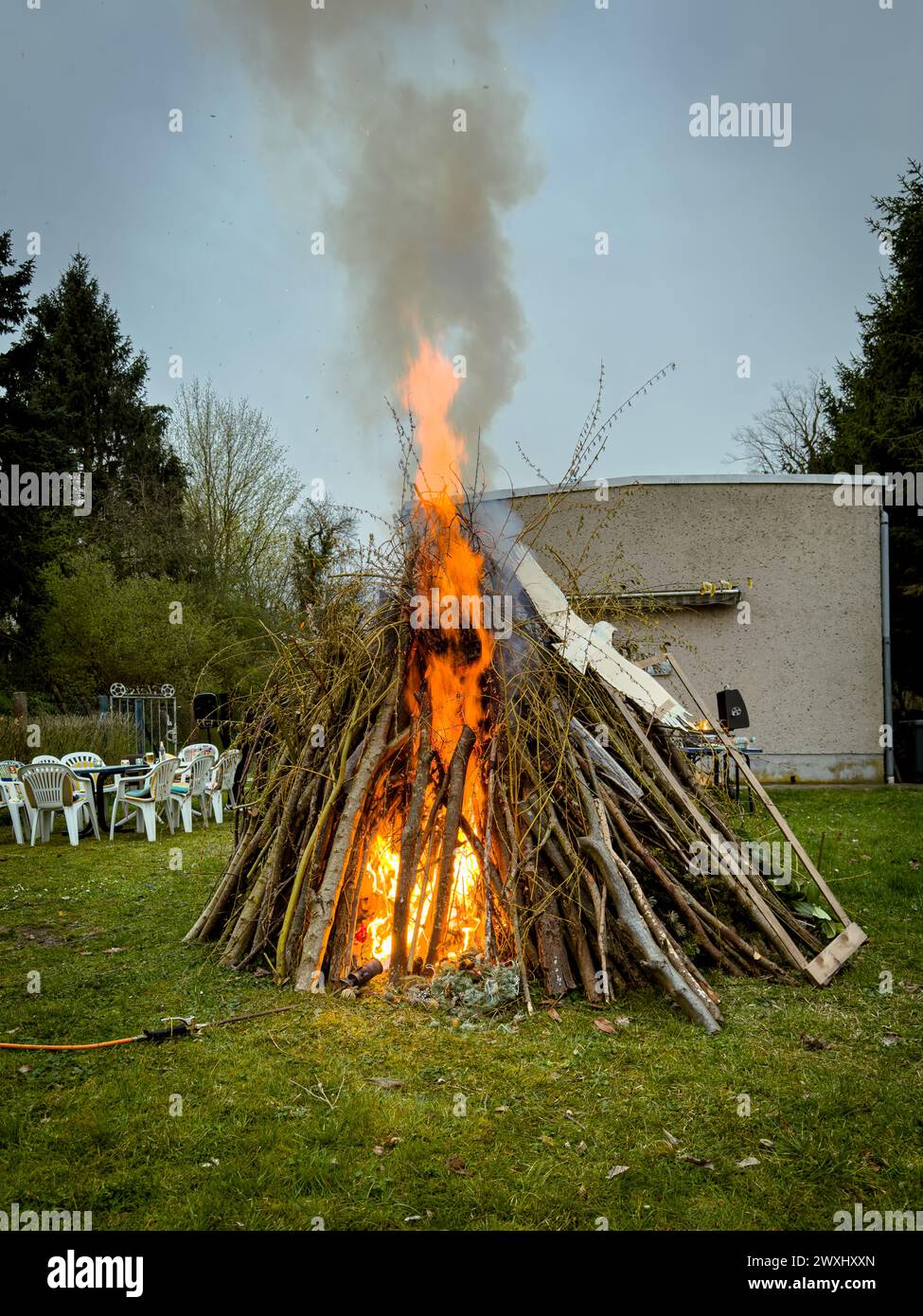 Night fire in meadow burning hi-res stock photography and images - Alamy