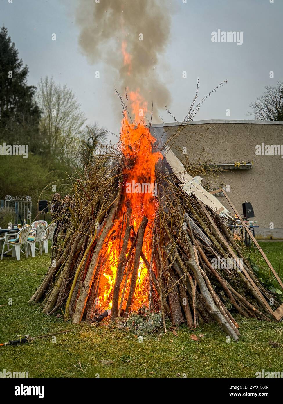 Night fire in meadow burning hi-res stock photography and images - Alamy