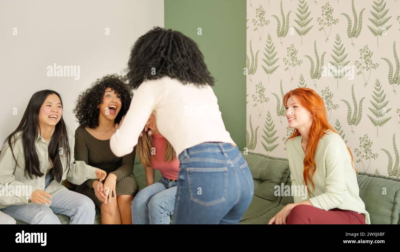 Friends gossip laugh funny hi-res stock photography and images - Alamy