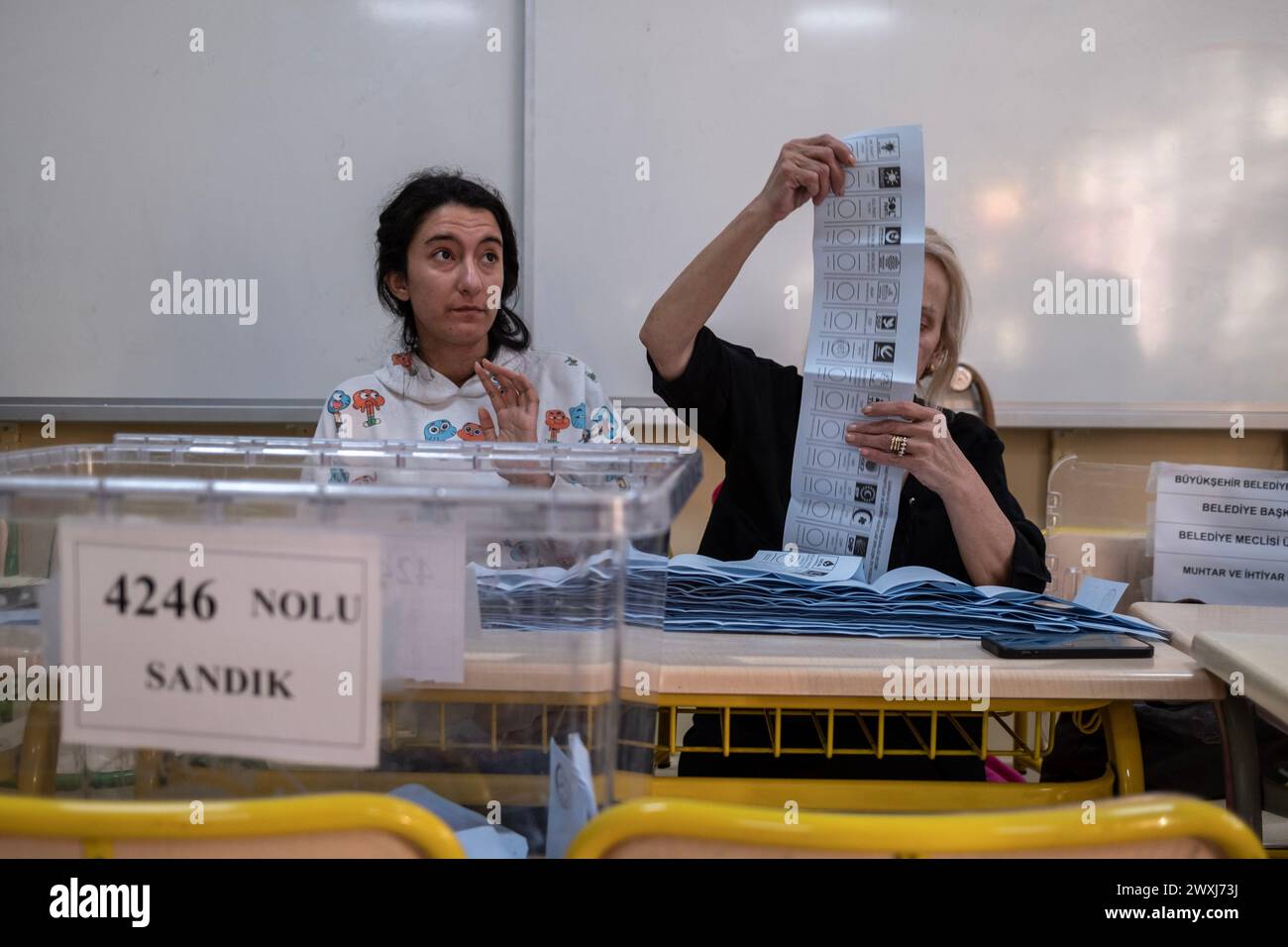 Ankara, Turkey. 31st Mar, 2024. The ballot box officer corrects the ...