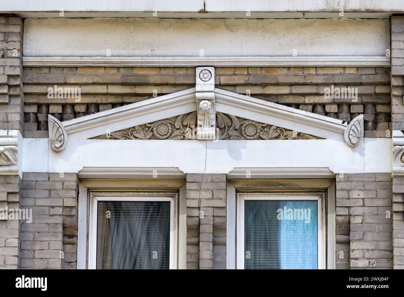 Brick window pediment hi-res stock photography and images - Alamy