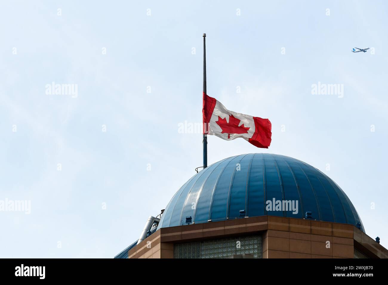 Plane flying by canadian flag hi-res stock photography and images - Alamy