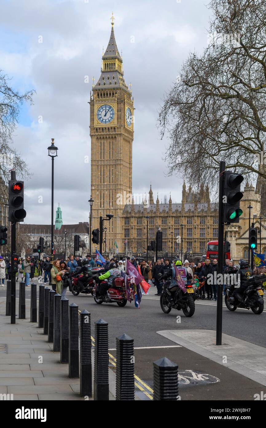 Motorcycle enthusiasts pass Elizabeth tower and Big Ben on the streets ...
