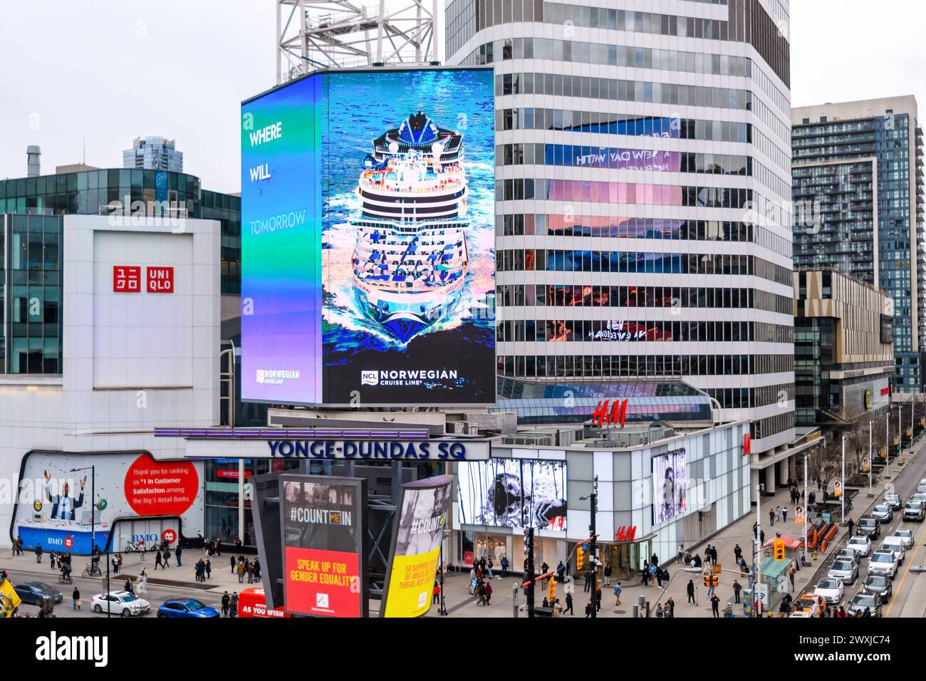 Large-scale advertisement screen in Yonge-Dundas Square, Toronto ...