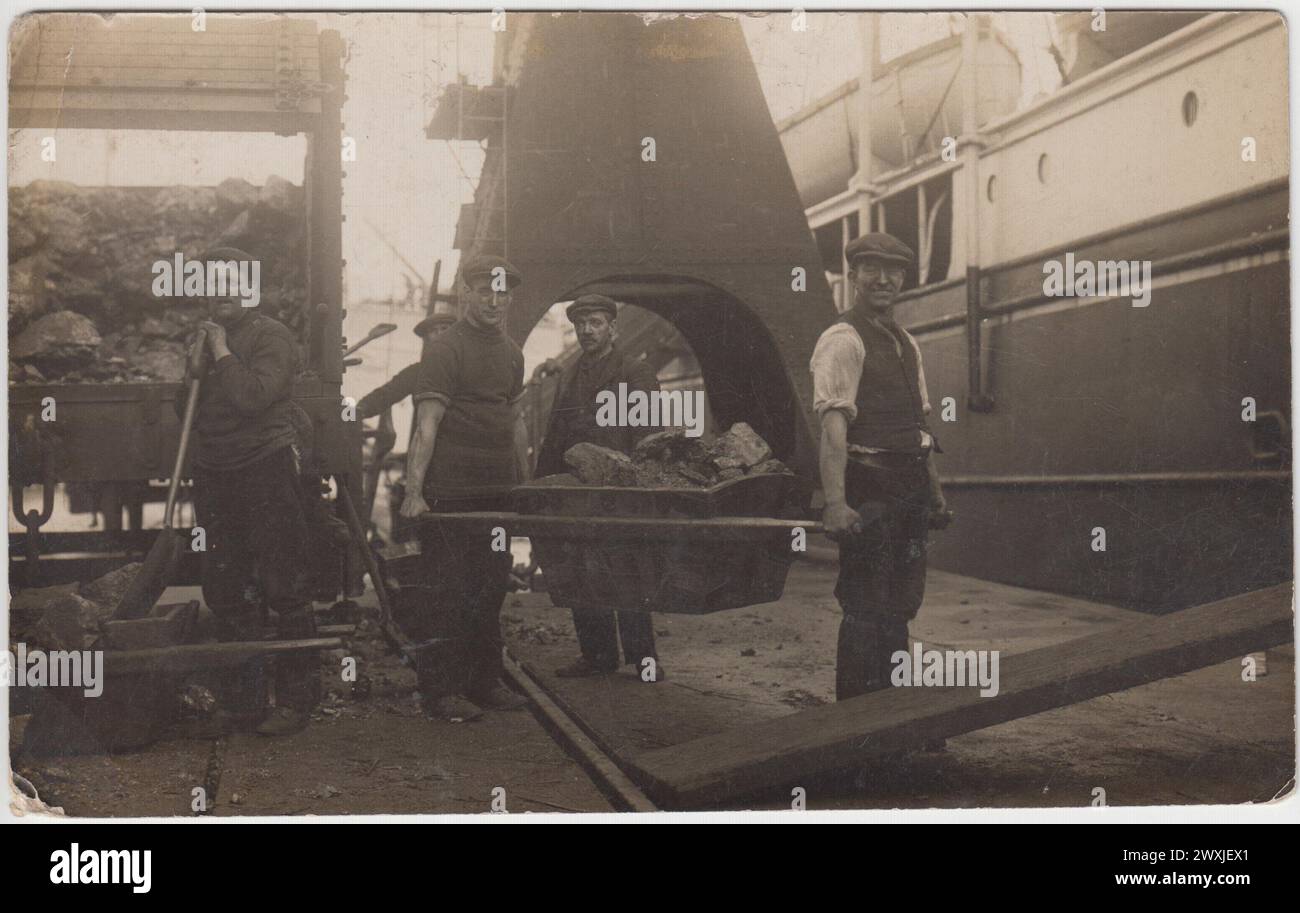 Dock workers 1900s hi-res stock photography and images - Alamy