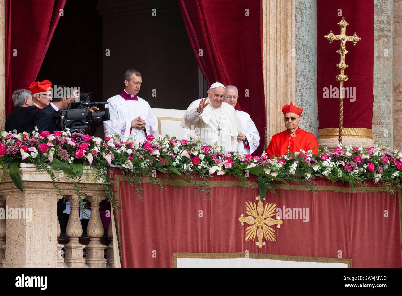 Pope Francis bids farewell before leaving the central balcony of St ...