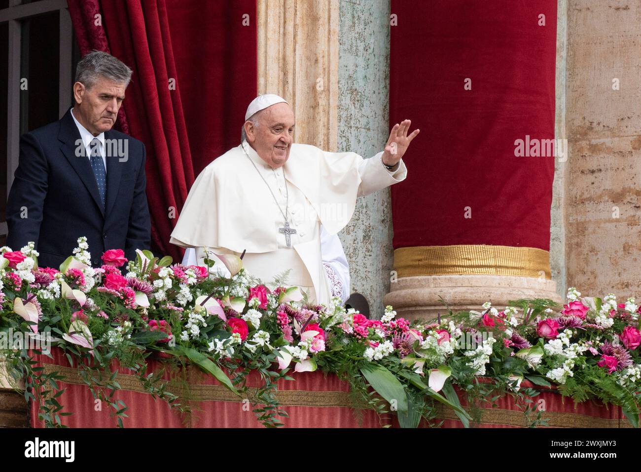 Pope Francis bids farewell before leaving the central balcony of St ...