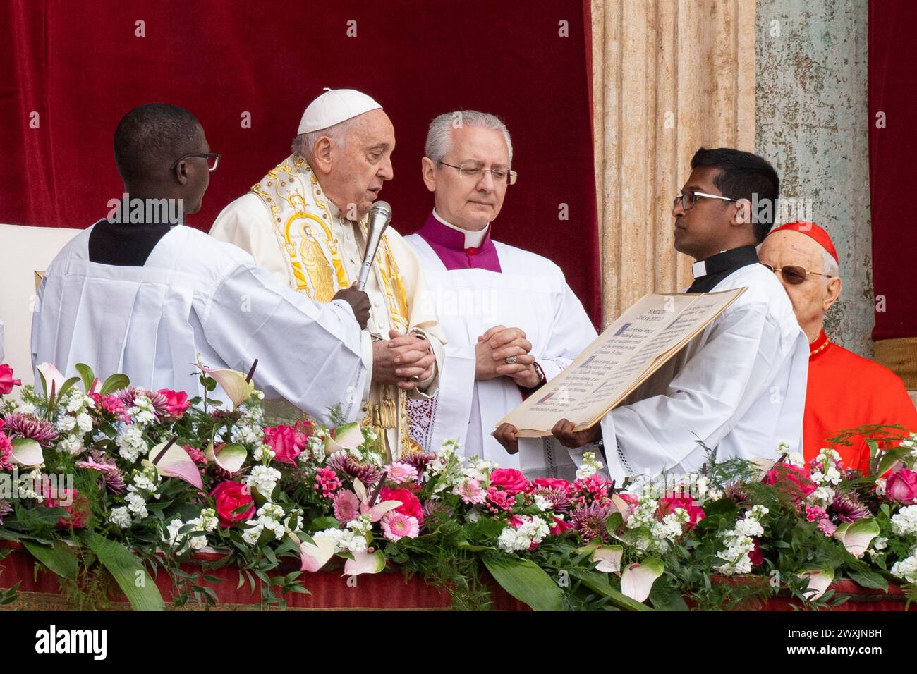 Pope Francis delivers the Urbi et Orbi blessing from the central ...