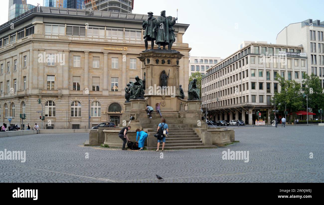Johannes Gutenberg Monument, memorial and fountain on the Rossmarkt ...