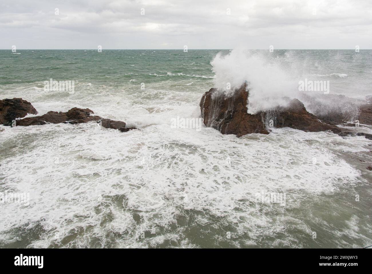 Rain hitting the water hi-res stock photography and images - Alamy