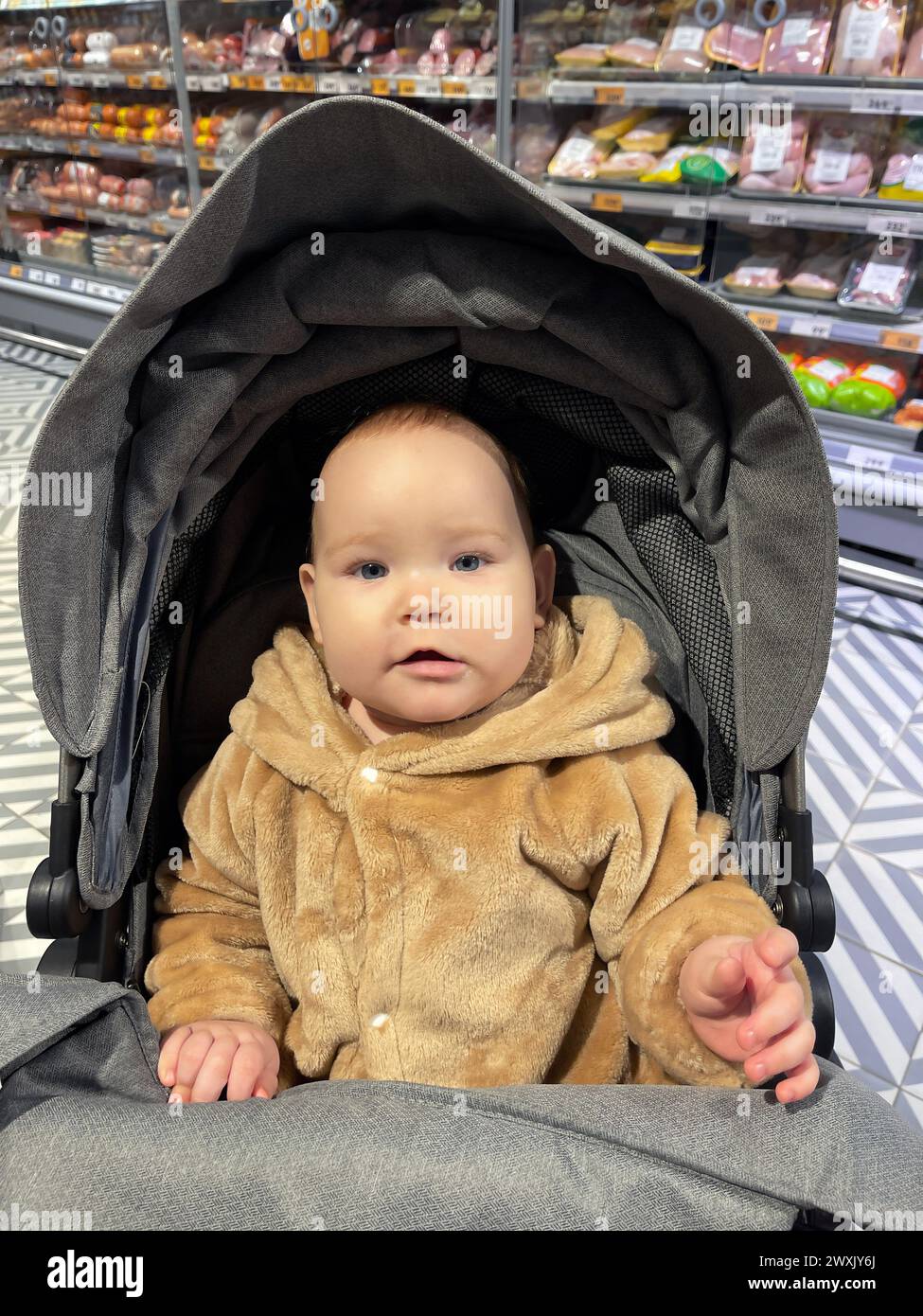 Grocery store shopping aisles child hi-res stock photography and images ...