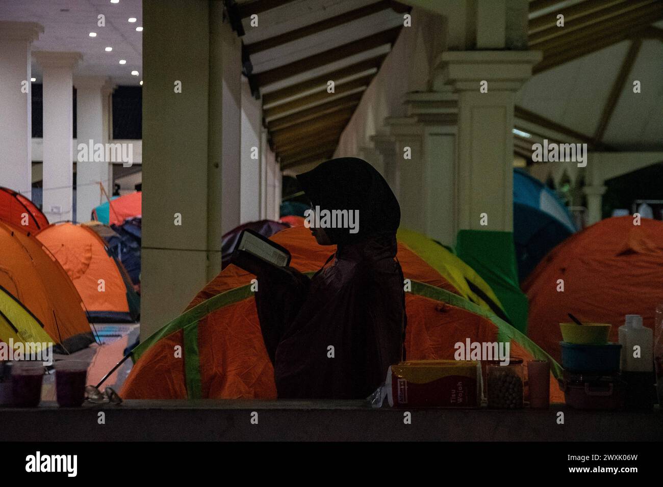 MUSLIMS IN INDONESIA PERFORM ITIKAF Muslims perform Qiyamul Lail ...