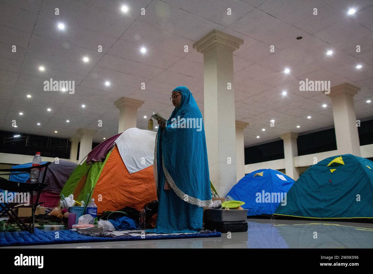 MUSLIMS IN INDONESIA PERFORM ITIKAF Muslims perform Qiyamul Lail ...