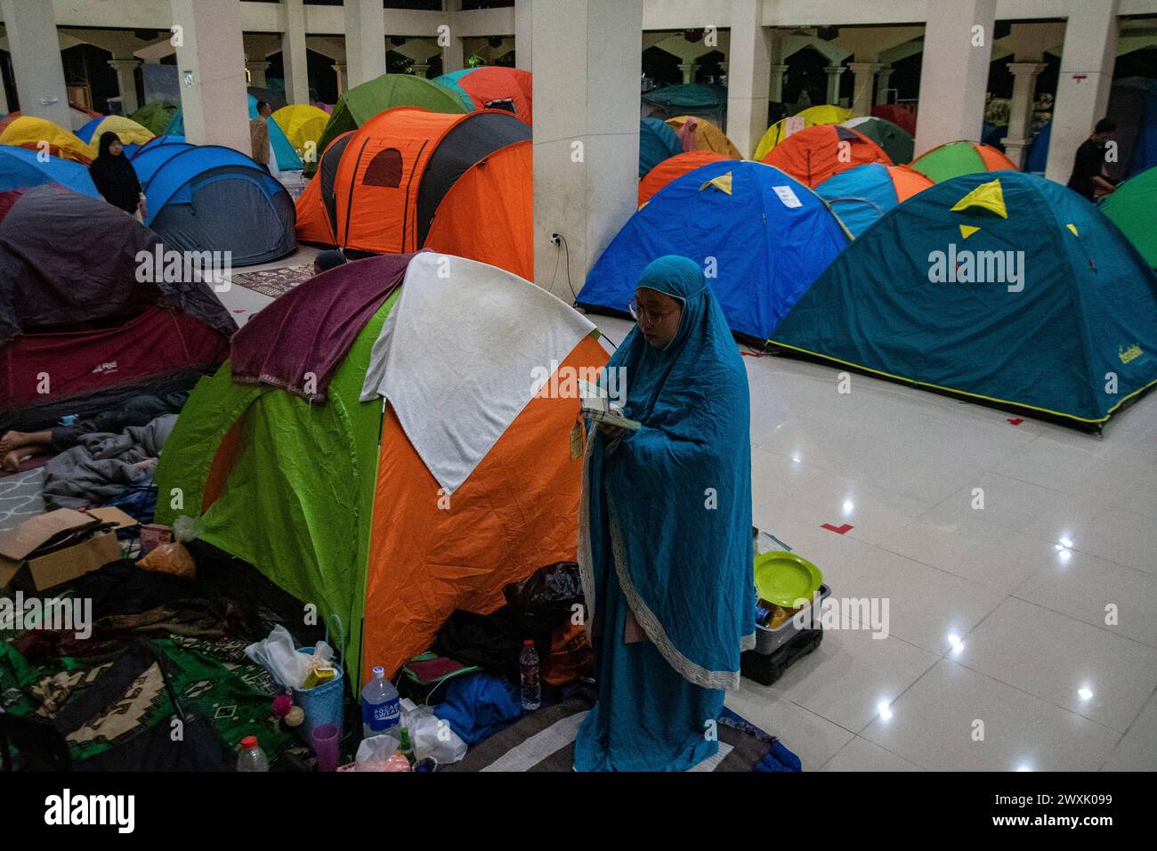 MUSLIMS IN INDONESIA PERFORM ITIKAF Muslims perform Qiyamul Lail ...