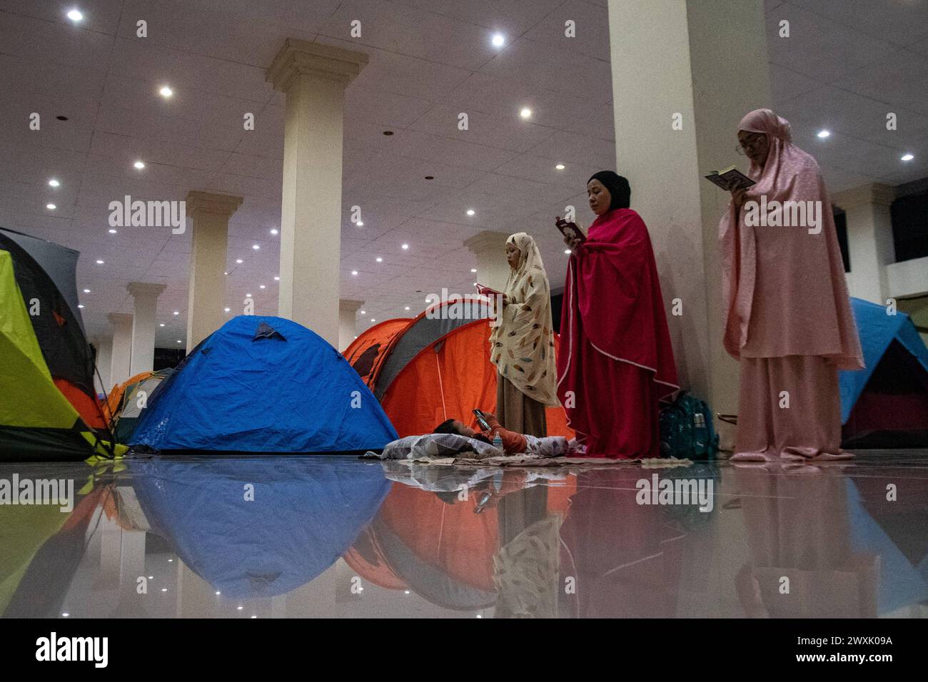 MUSLIMS IN INDONESIA PERFORM ITIKAF Muslims perform Qiyamul Lail ...