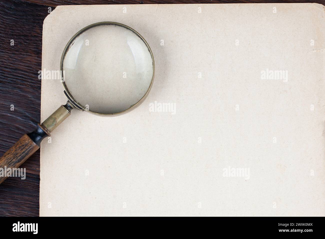 Antique vintage magnifying glass with paper background Stock Photo - Alamy