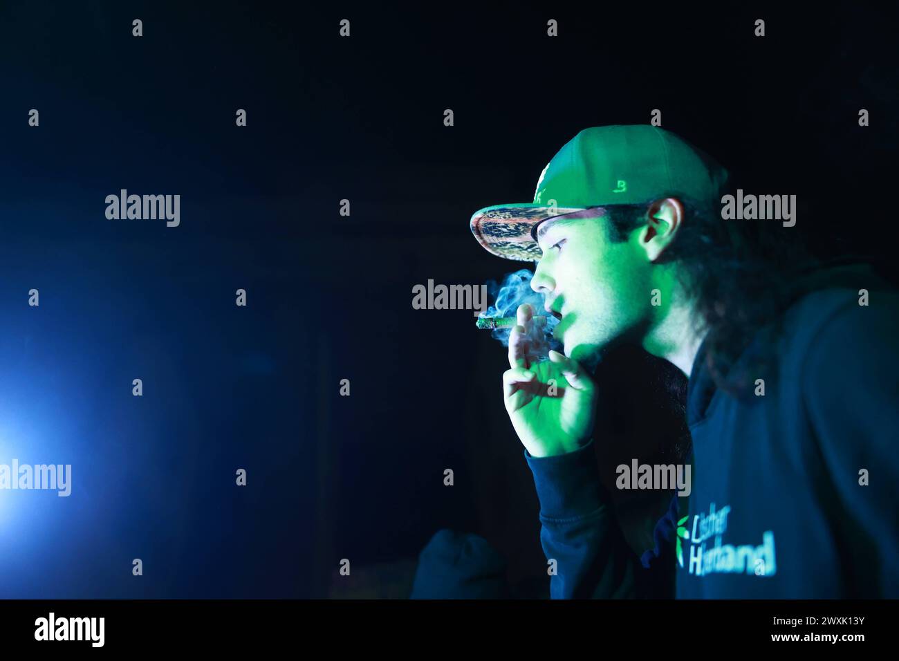 Eine Person mit Joint. Eine Demonstration zur Legalisierung von ...