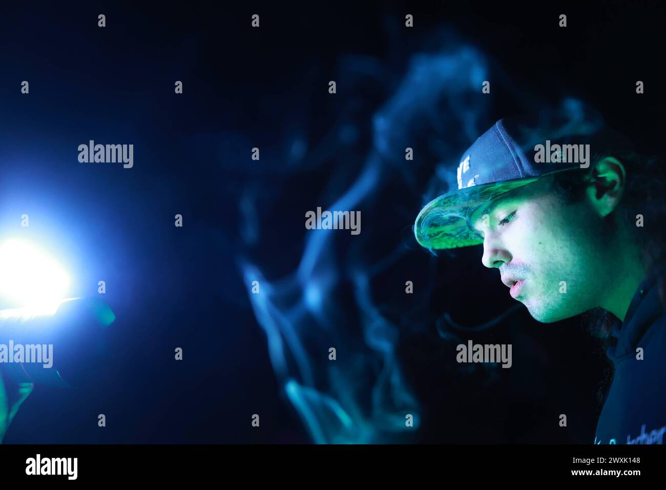 Eine Person mit Joint. Eine Demonstration zur Legalisierung von ...