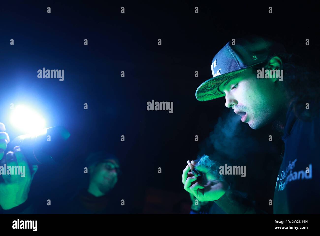 Eine Person mit Joint. Eine Demonstration zur Legalisierung von ...