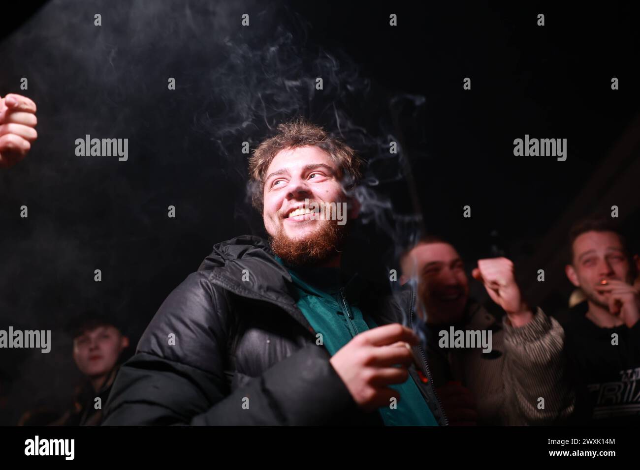 Eine Person mit Joint. Eine Demonstration zur Legalisierung von ...