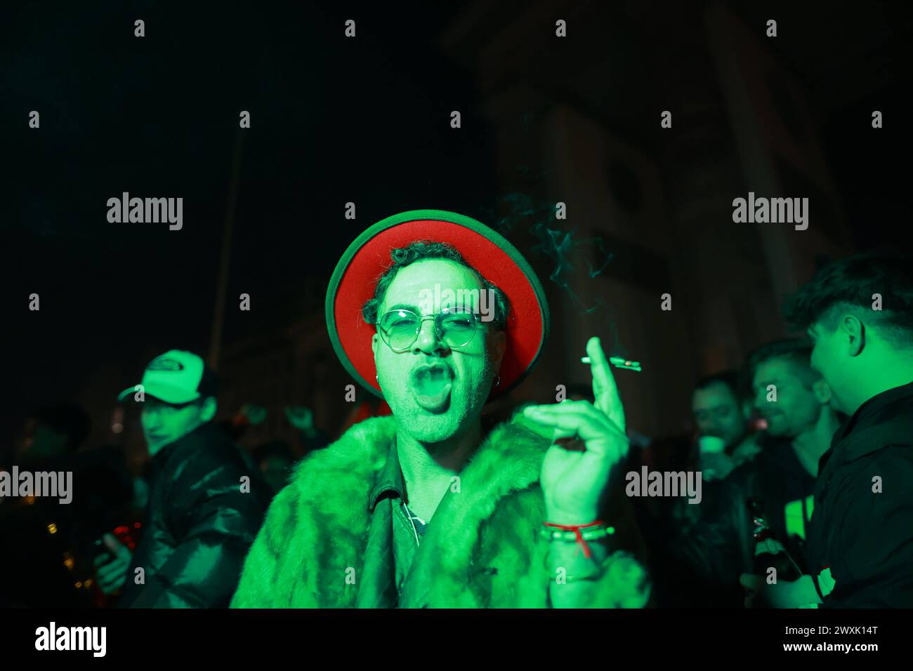 Eine Person mit Joint. Eine Demonstration zur Legalisierung von ...