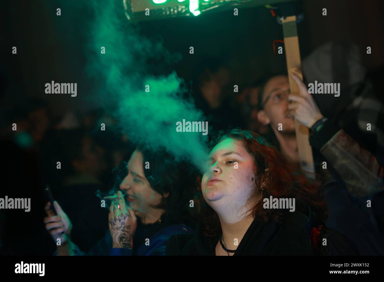 Eine Person mit Joint. Eine Demonstration zur Legalisierung von ...