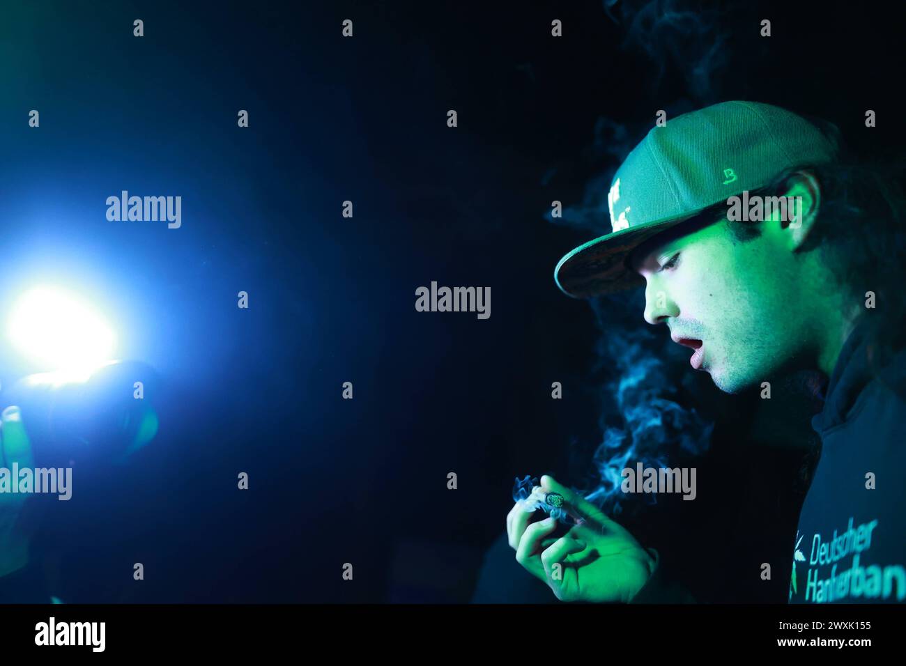 Eine Person mit Joint. Eine Demonstration zur Legalisierung von ...