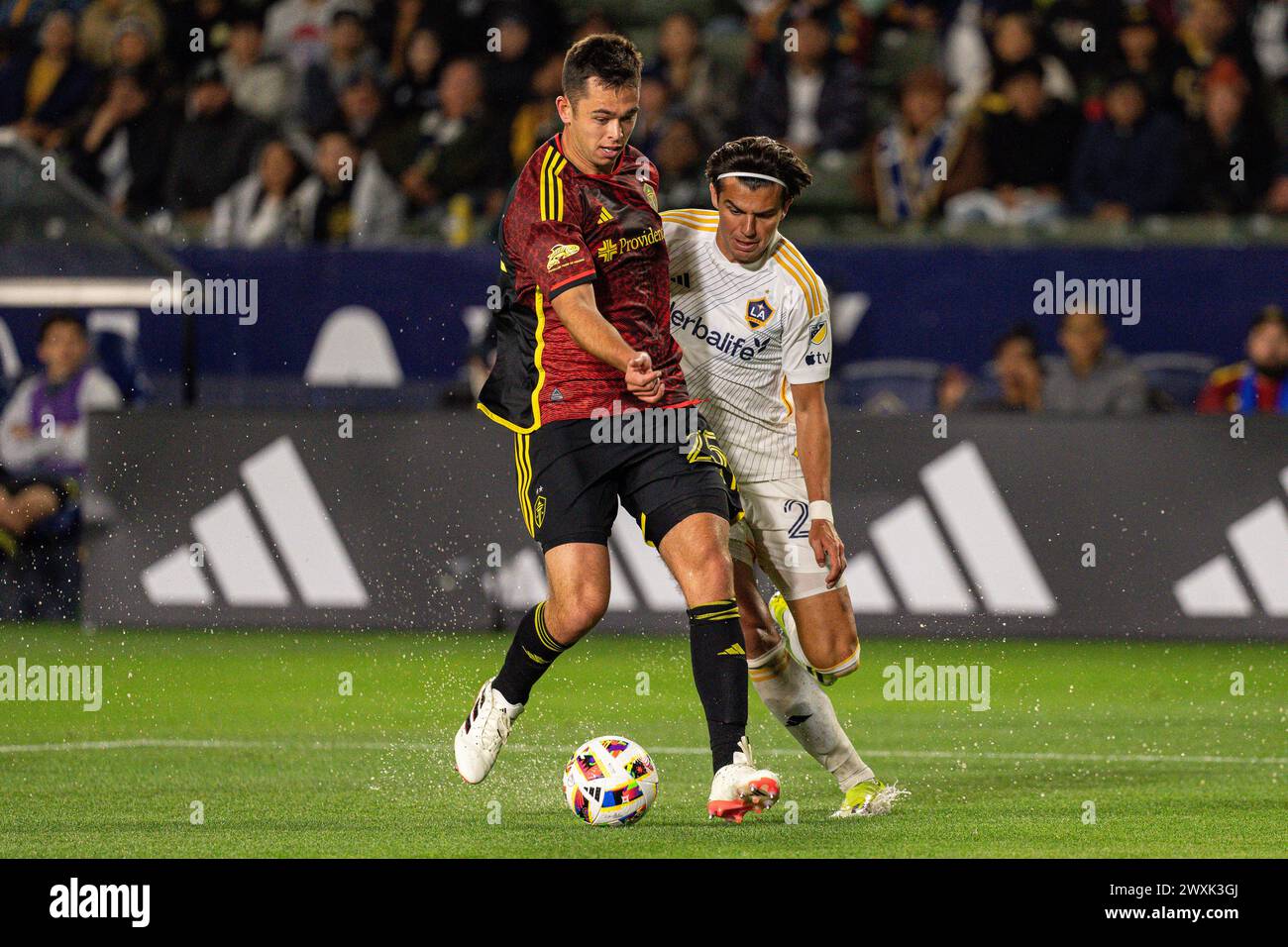 Seattle Sounders defender Jackson Ragen (25) shields off Los Angeles ...